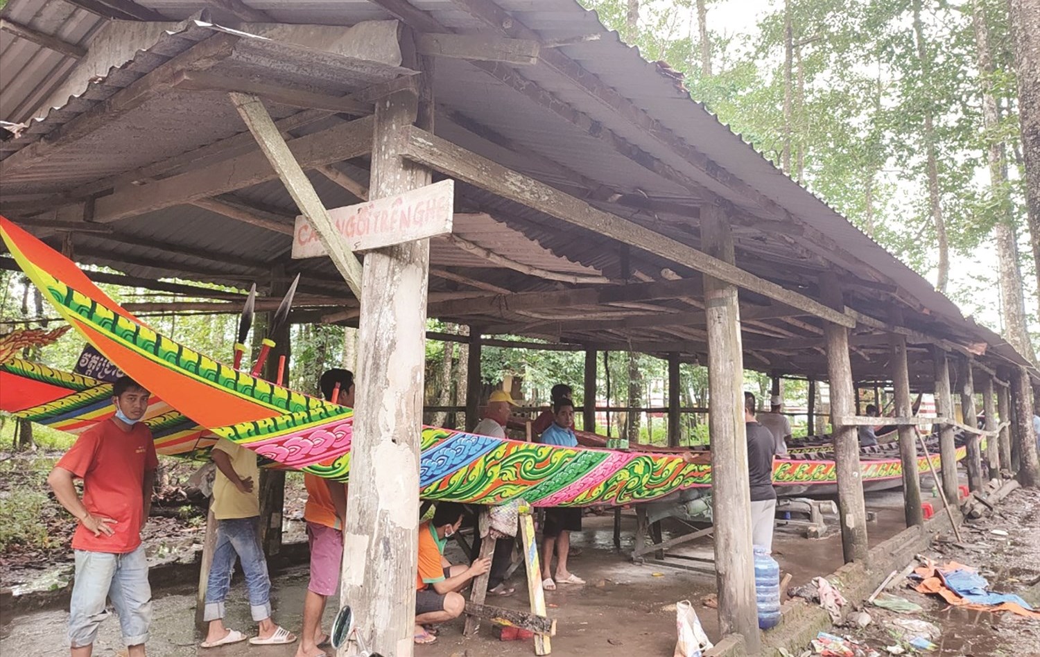 Vợ chồng nghệ nhân gần 30 năm vẽ nên những nét đẹp cho ghe ngo | Báo ...